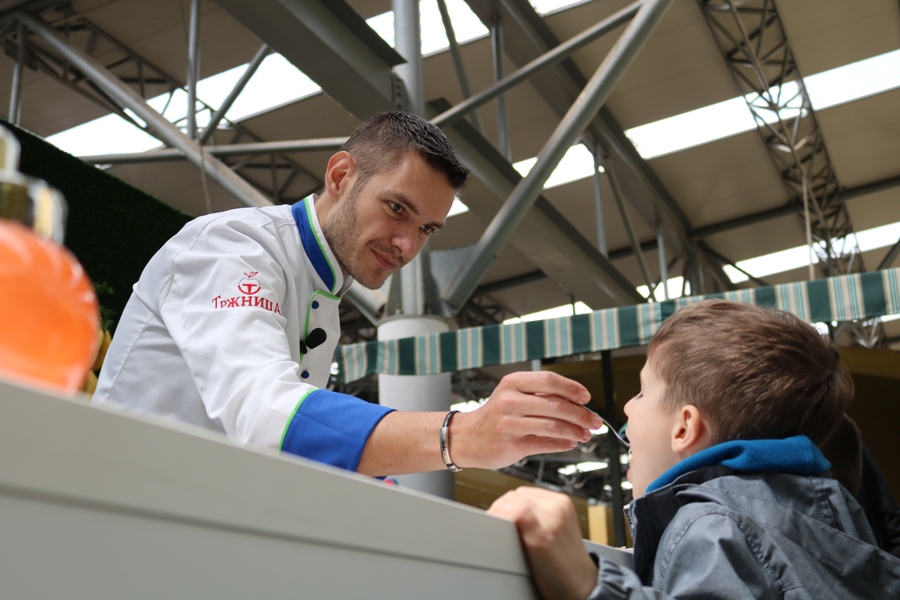 Priča o kuvaru koji piše pjesme, predaje u školi i bira između luka i ...